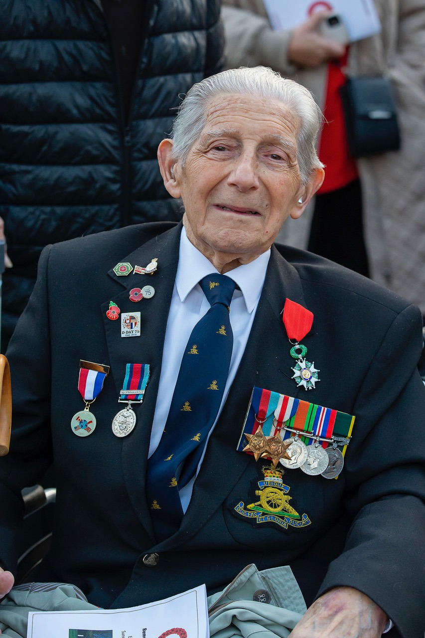 This man is 104 years old and has better hair than all of us : r/tressless